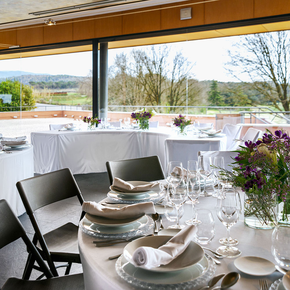 Zown 4ft Round Plastic Folding Table Bundle - 16 Tables & Trolley - Pl ...